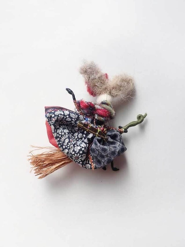 Lupita / ブローチ | iichi 日々の暮らしを心地よくするハンドメイドやアンティークのマーケットプレイス