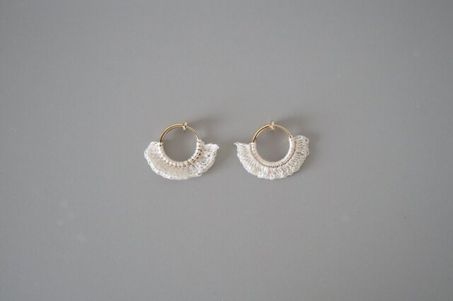 petit frilled pierce : エクリュ 国産シルク糸 | iichi 日々の暮らしを心地よくするハンドメイドやアンティークのマーケットプレイス