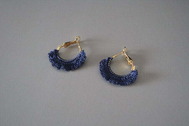 シルクのプチフリルピアス : 3色展開 エクリュ グレージュ ネイビー 国産シルク糸 | iichi 日々の暮らしを心地よくするハンドメイドやアンティークのマーケットプレイス