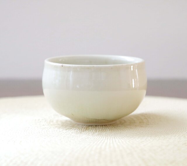 [outlet] 白陶土と藁灰釉のお湯のみ ＊ 1 | iichi 日々の暮らしを心地よくするハンドメイドやアンティークのマーケットプレイス