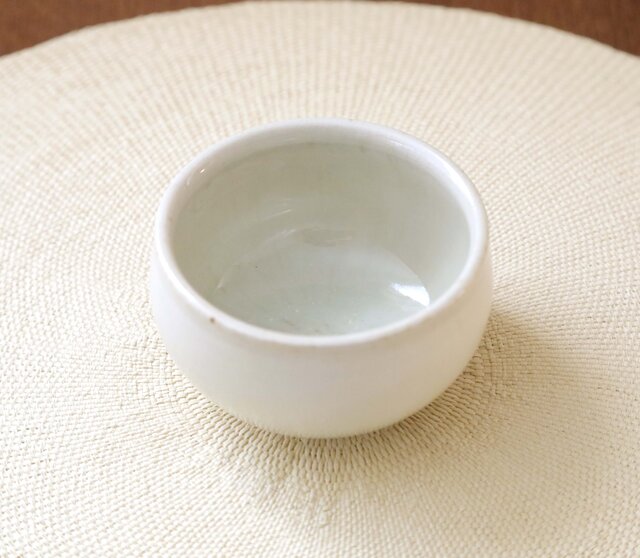 [outlet] 白陶土と藁灰釉のお湯のみ ＊ 1 | iichi 日々の暮らしを心地よくするハンドメイドやアンティークのマーケットプレイス