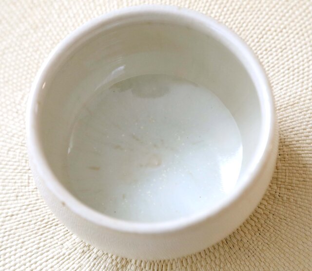 [outlet] 白陶土と藁灰釉のお湯のみ ＊ 1 | iichi 日々の暮らしを心地よくするハンドメイドやアンティークのマーケットプレイス