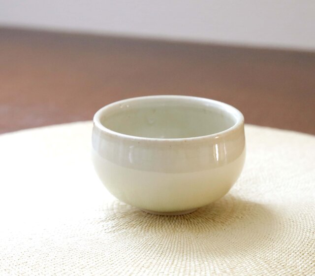[outlet] 白陶土と藁灰釉のお湯のみ ＊ 1 | iichi 日々の暮らしを心地よくするハンドメイドやアンティークのマーケットプレイス