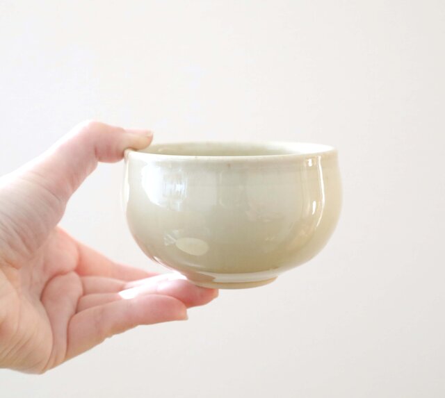 [outlet] 白陶土と藁灰釉のお湯のみ ＊ 1 | iichi 日々の暮らしを心地よくするハンドメイドやアンティークのマーケットプレイス