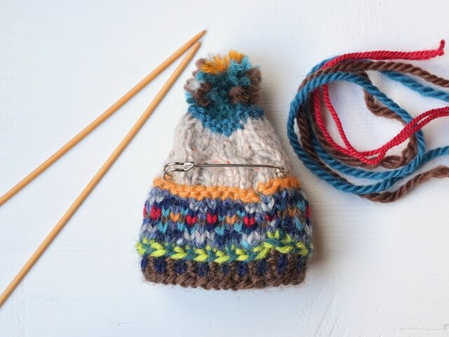 【ニットブローチ】帽子型 item10 | iichi 日々の暮らしを心地よくするハンドメイドやアンティークのマーケットプレイス