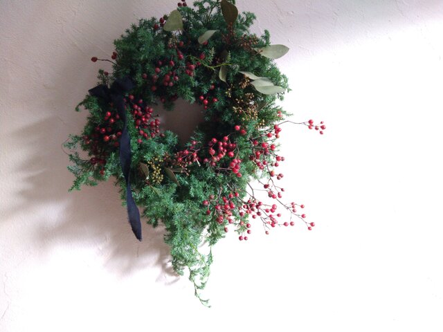 ヒムロ杉と野バラの実のクリスマスリース（Lサイズ） | iichi 日々の暮らしを心地よくするハンドメイドやアンティークのマーケットプレイス