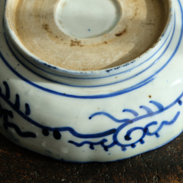 ベロ藍で素敵 伊万里 花文印判膾皿 骨董・antiques 丁寧な暮らしに。明治時代 | iichi 日々の暮らしを心地よくするハンドメイドやアンティークのマーケットプレイス