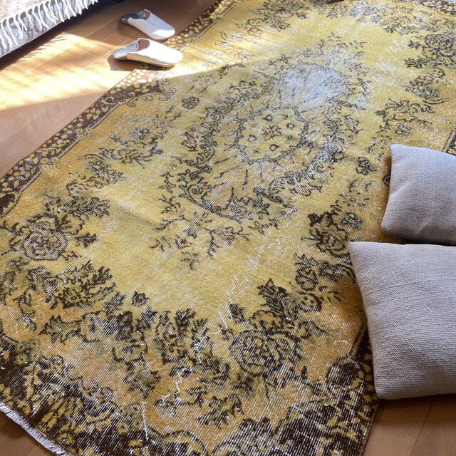 114×211 イエローオーバーダイ 花や実 メダリオン トルコヴィンテージラグ | iichi 日々の暮らしを心地よくするハンドメイドやアンティークのマーケットプレイス