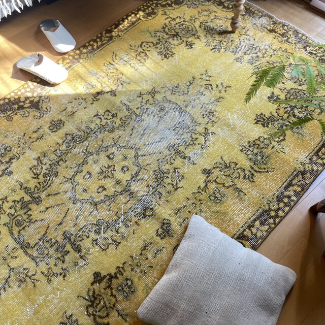 114×211 イエローオーバーダイ 花や実 メダリオン トルコヴィンテージラグ | iichi 日々の暮らしを心地よくするハンドメイドやアンティークのマーケットプレイス