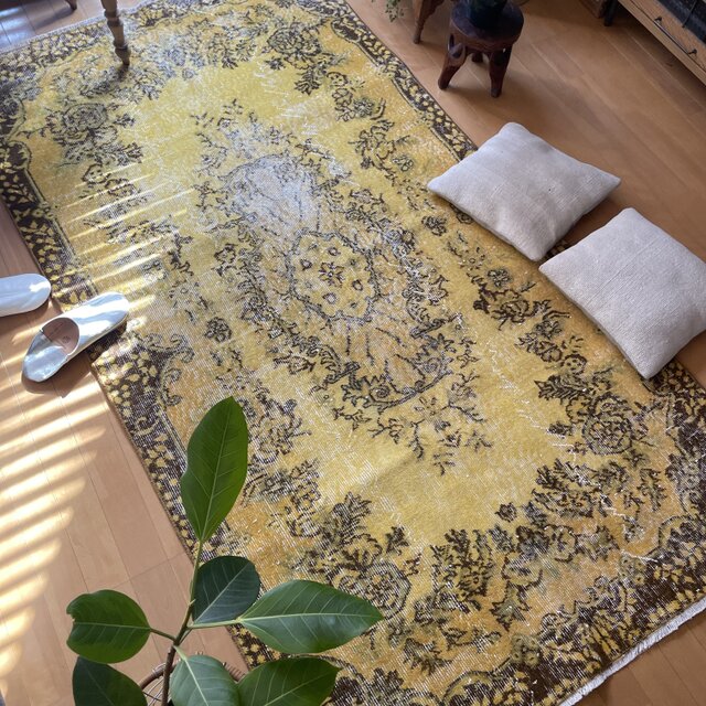 114×211 イエローオーバーダイ 花や実 メダリオン トルコヴィンテージラグ | iichi 日々の暮らしを心地よくするハンドメイドやアンティークのマーケットプレイス