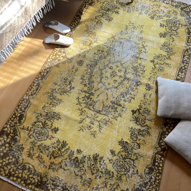 114×211 イエローオーバーダイ 花や実 メダリオン トルコヴィンテージラグ | iichi 日々の暮らしを心地よくするハンドメイドやアンティークのマーケットプレイス