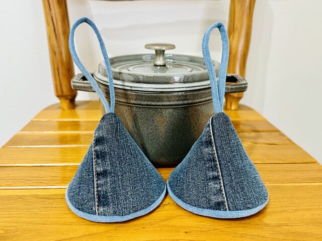 三角鍋つかみ★staub ストウブ デニムリメイク ホーロー鍋★ミトン 鍋つかみ | iichi 日々の暮らしを心地よくするハンドメイドやアンティークのマーケットプレイス