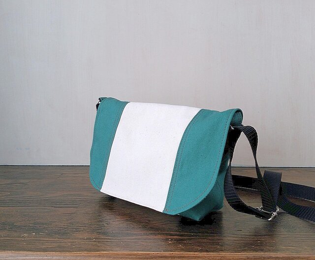 みにみにメッセンジャーバック 生成り×ダークグリーン | iichi 日々の暮らしを心地よくするハンドメイドやアンティークのマーケットプレイス