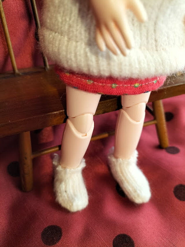背丈22cm セリアドールと服 A 白ソックスセーターと 他セット | iichi 日々の暮らしを心地よくするハンドメイドやアンティークのマーケットプレイス