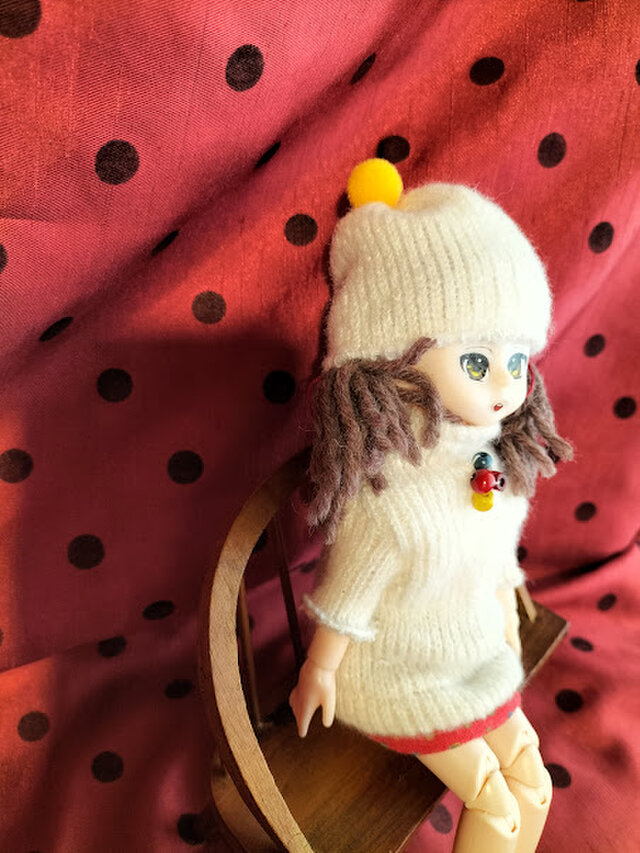 背丈22cm セリアドールと服 A 白ソックスセーターと 他セット | iichi 日々の暮らしを心地よくするハンドメイドやアンティークのマーケットプレイス