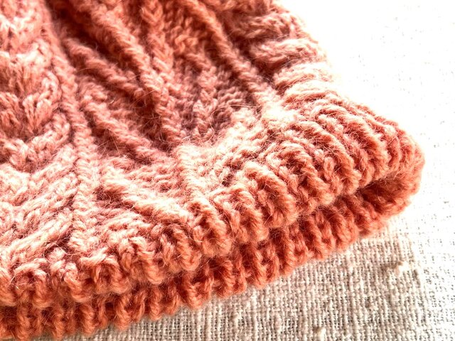 アラン模様のボンボン帽 | iichi 日々の暮らしを心地よくするハンドメイドやアンティークのマーケットプレイス