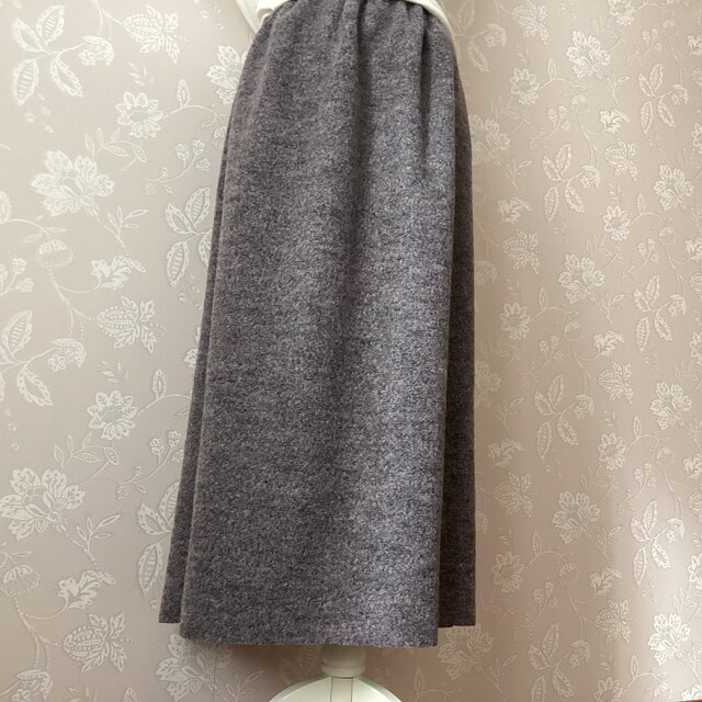 グレー ️オールドローズのニットスカート | iichi 日々の暮らしを心地よくするハンドメイドやアンティークのマーケットプレイス