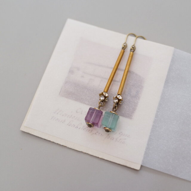 fluorite pierce | iichi 日々の暮らしを心地よくするハンドメイドやアンティークのマーケットプレイス