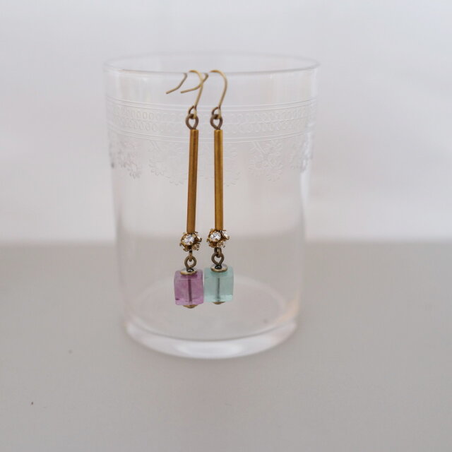 fluorite pierce | iichi 日々の暮らしを心地よくするハンドメイドやアンティークのマーケットプレイス