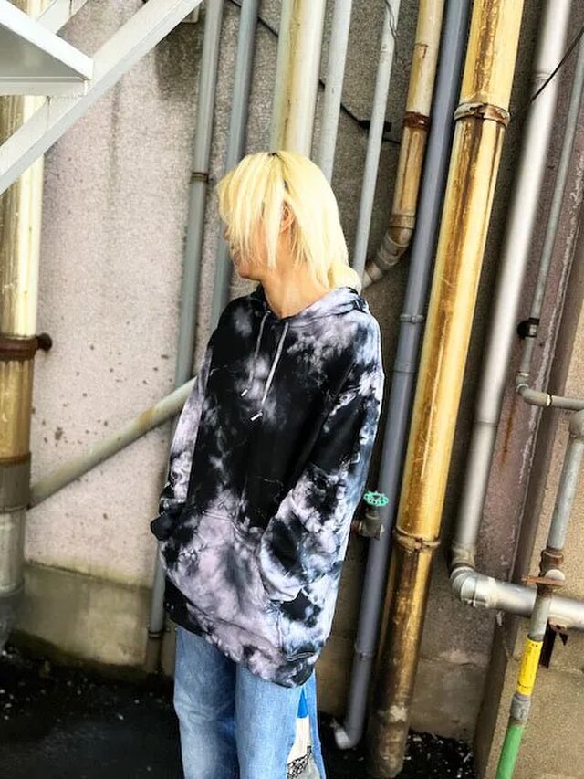 タイダイ染め プルオーバー フーディ XLサイズ ムラ染めブラック HD20-63 | iichi 日々の暮らしを心地よくするハンドメイドやアンティークのマーケットプレイス