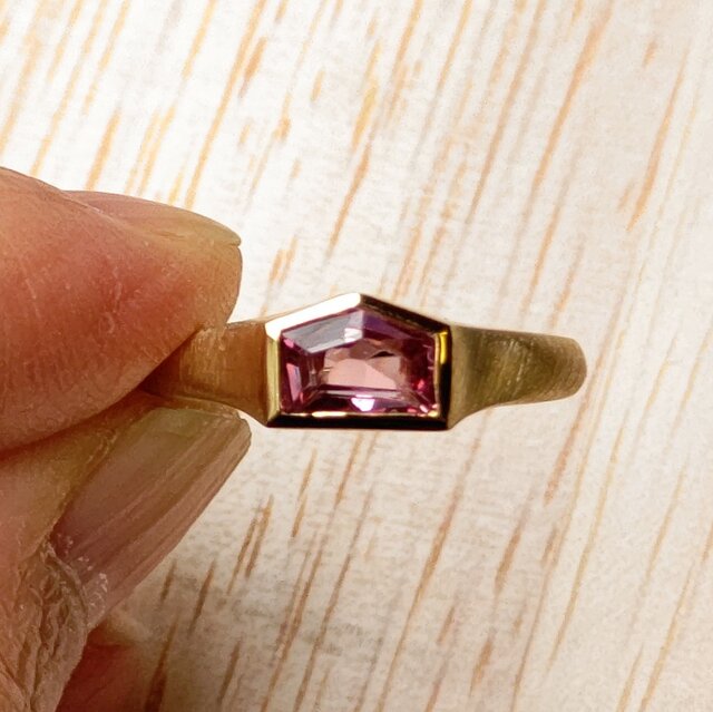 ピンク スピネル 5角形 ファセットカット 0.7ct 変形印台 シルバーSV925リング | iichi 日々の暮らしを心地よくするハンドメイドやアンティークのマーケットプレイス