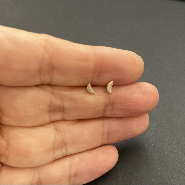 10k tiny moon ピアス | iichi 日々の暮らしを心地よくするハンドメイドやアンティークのマーケットプレイス