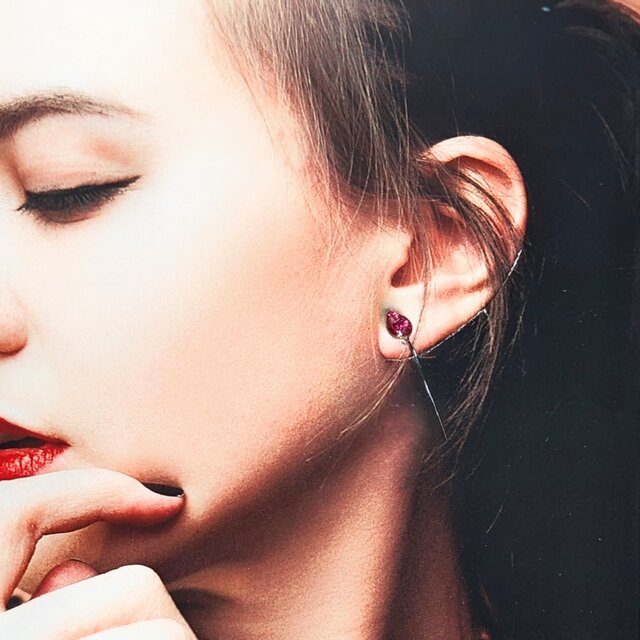 レッドラメのイヤーカフ160 | iichi 日々の暮らしを心地よくするハンドメイドやアンティークのマーケットプレイス