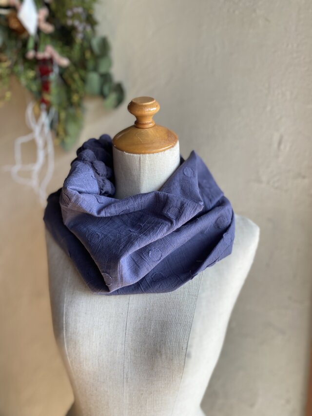 capella ドット刺繍がステキなチャコールグレーリネン×チャコールグレーポコポコポップコーン生地のスヌード | iichi 日々の暮らしを心地よくするハンドメイドやアンティークのマーケットプレイス