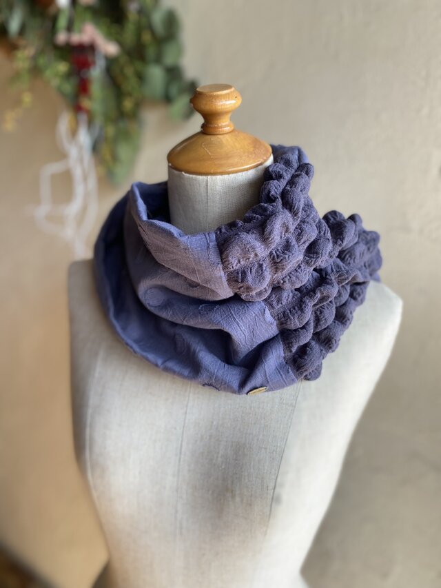 capella ドット刺繍がステキなチャコールグレーリネン×チャコールグレーポコポコポップコーン生地のスヌード | iichi 日々の暮らしを心地よくするハンドメイドやアンティークのマーケットプレイス