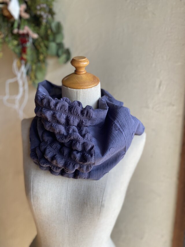 capella ドット刺繍がステキなチャコールグレーリネン×チャコールグレーポコポコポップコーン生地のスヌード | iichi 日々の暮らしを心地よくするハンドメイドやアンティークのマーケットプレイス