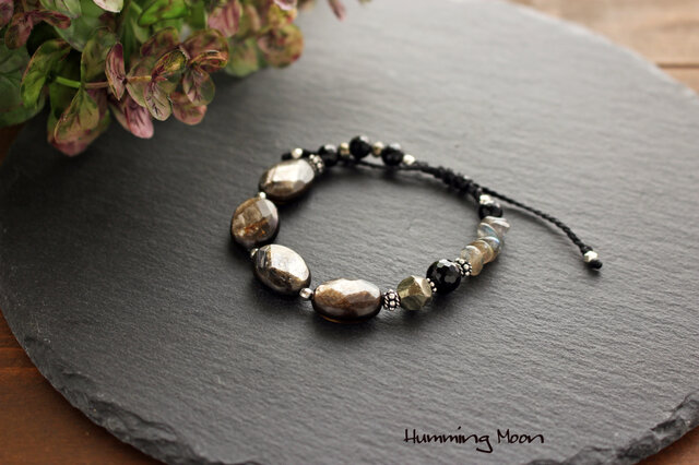 つきあかり～モスコバイト×ラブラドライトのコードブレスレット | iichi 日々の暮らしを心地よくするハンドメイドやアンティークのマーケットプレイス