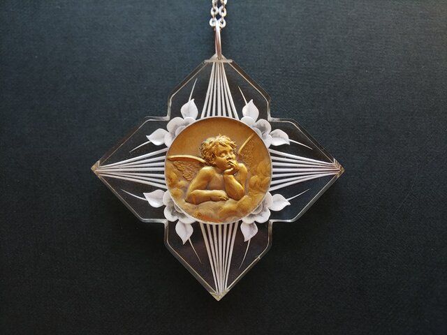 1930年代 Gold天使 ／ Lucite-Flower（約7×7㎝） ネックレス | iichi 日々の暮らしを心地よくするハンドメイドやアンティークのマーケットプレイス