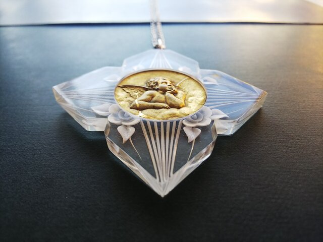 1930年代 Gold天使 ／ Lucite-Flower（約7×7㎝） ネックレス | iichi 日々の暮らしを心地よくするハンドメイドやアンティークのマーケットプレイス
