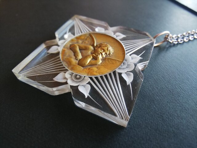 1930年代 Gold天使 ／ Lucite-Flower（約7×7㎝） ネックレス | iichi 日々の暮らしを心地よくするハンドメイドやアンティークのマーケットプレイス