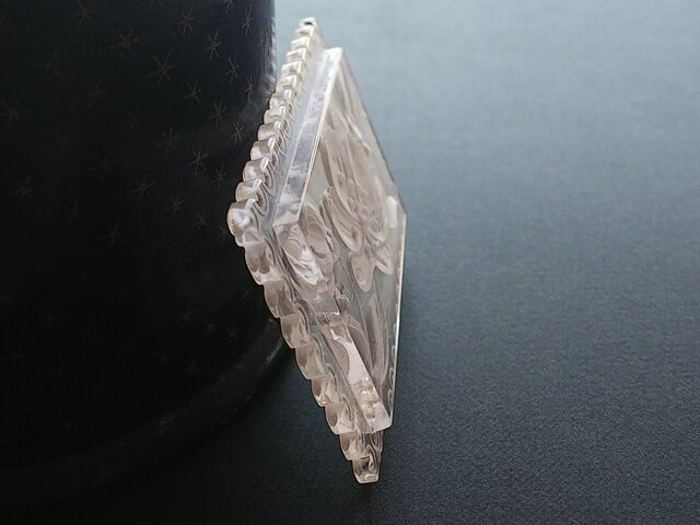 1930年代 ルーサイト製お花のブローチ（約55×38㎜） | iichi 日々の暮らしを心地よくするハンドメイドやアンティークのマーケットプレイス