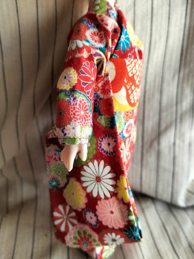 背丈22cm セリアドールの着物（え）（赤地に菊などの古典柄） | iichi 日々の暮らしを心地よくするハンドメイドやアンティークのマーケットプレイス