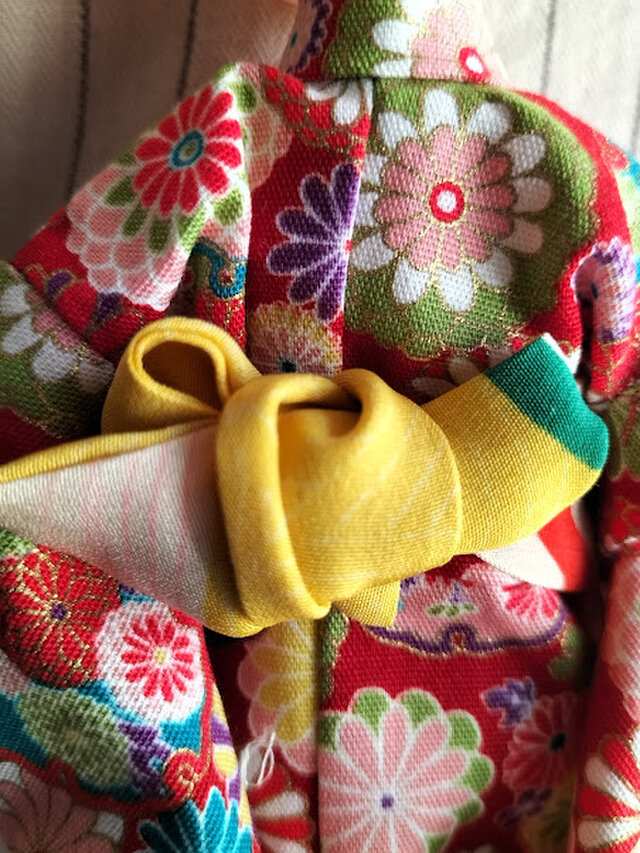 背丈22cm セリアドールの着物（え）（赤地に菊などの古典柄） | iichi 日々の暮らしを心地よくするハンドメイドやアンティークのマーケットプレイス