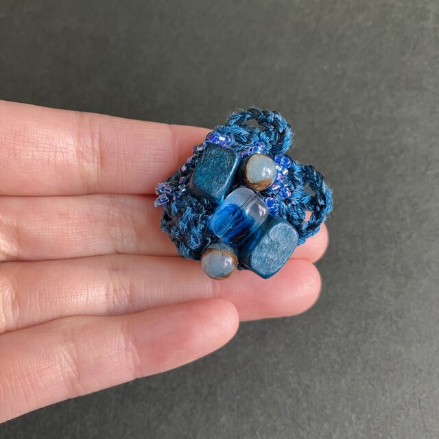 "amulet"ちいさな刺繍ブローチ13 | iichi 日々の暮らしを心地よくするハンドメイドやアンティークのマーケットプレイス