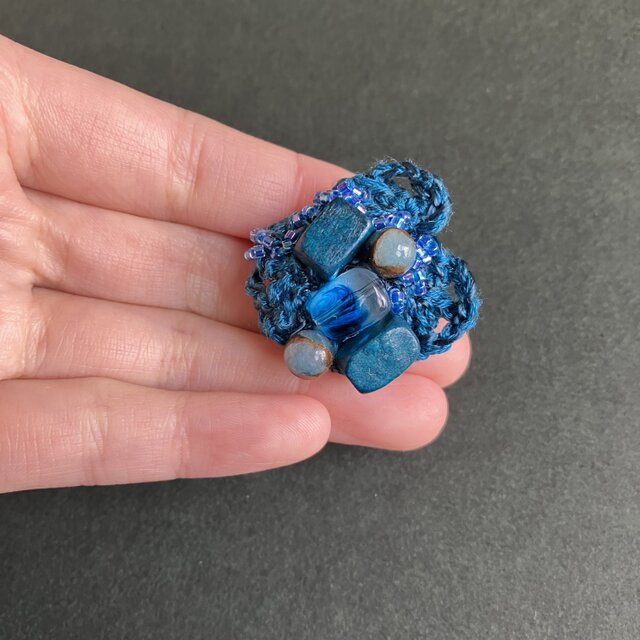 "amulet"ちいさな刺繍ブローチ13 | iichi 日々の暮らしを心地よくするハンドメイドやアンティークのマーケットプレイス