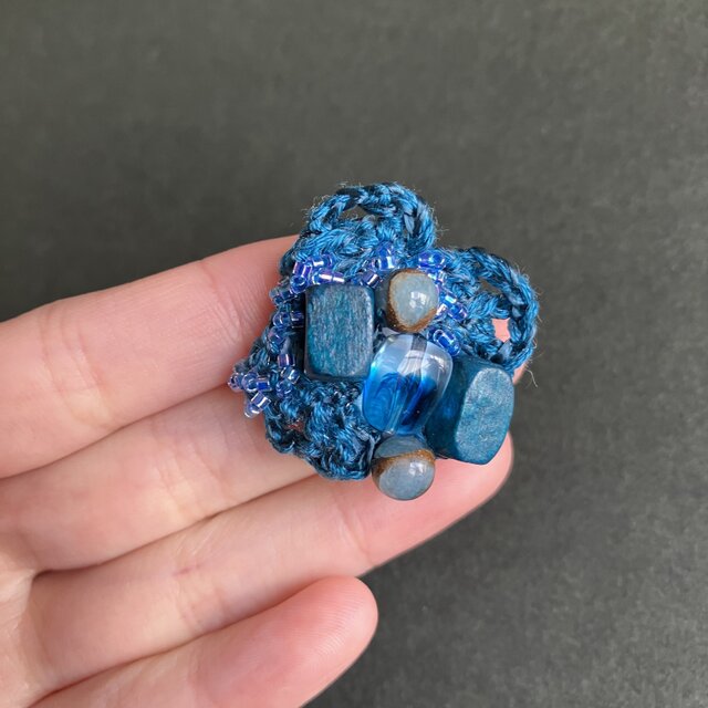 "amulet"ちいさな刺繍ブローチ13 | iichi 日々の暮らしを心地よくするハンドメイドやアンティークのマーケットプレイス