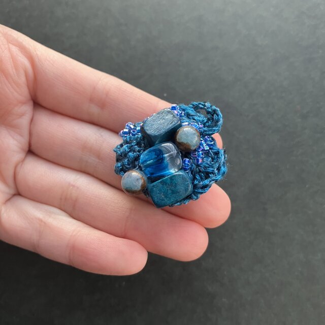 "amulet"ちいさな刺繍ブローチ13 | iichi 日々の暮らしを心地よくするハンドメイドやアンティークのマーケットプレイス