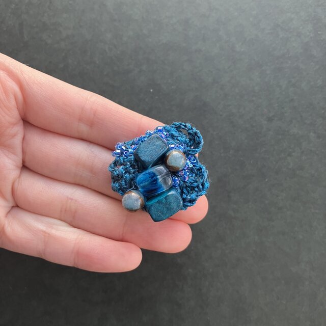 "amulet"ちいさな刺繍ブローチ13 | iichi 日々の暮らしを心地よくするハンドメイドやアンティークのマーケットプレイス