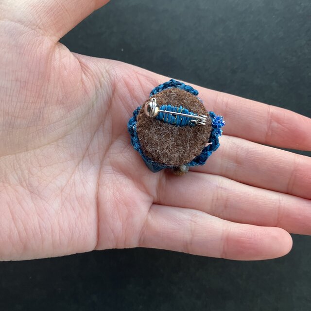 "amulet"ちいさな刺繍ブローチ13 | iichi 日々の暮らしを心地よくするハンドメイドやアンティークのマーケットプレイス