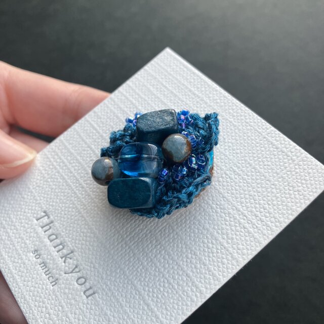 "amulet"ちいさな刺繍ブローチ13 | iichi 日々の暮らしを心地よくするハンドメイドやアンティークのマーケットプレイス