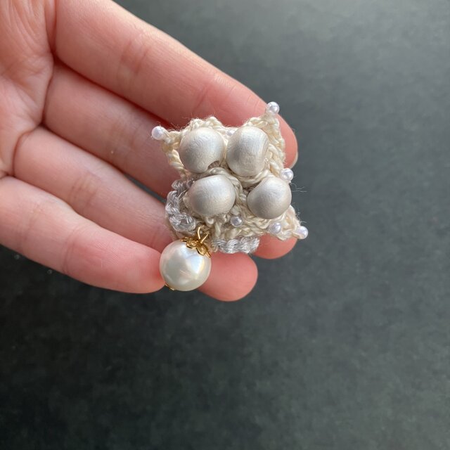 Sold "amulet"ちいさな刺繍ブローチ01 | iichi 日々の暮らしを心地よくするハンドメイドやアンティークのマーケットプレイス