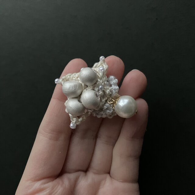 Sold "amulet"ちいさな刺繍ブローチ01 | iichi 日々の暮らしを心地よくするハンドメイドやアンティークのマーケットプレイス