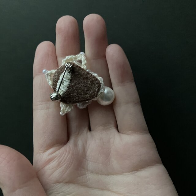 Sold "amulet"ちいさな刺繍ブローチ01 | iichi 日々の暮らしを心地よくするハンドメイドやアンティークのマーケットプレイス