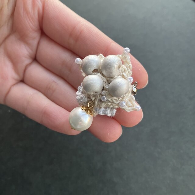 Sold "amulet"ちいさな刺繍ブローチ01 | iichi 日々の暮らしを心地よくするハンドメイドやアンティークのマーケットプレイス