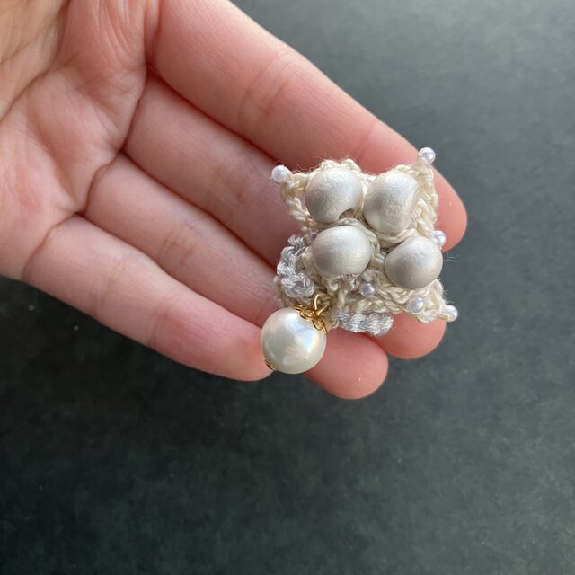 Sold "amulet"ちいさな刺繍ブローチ01 | iichi 日々の暮らしを心地よくするハンドメイドやアンティークのマーケットプレイス