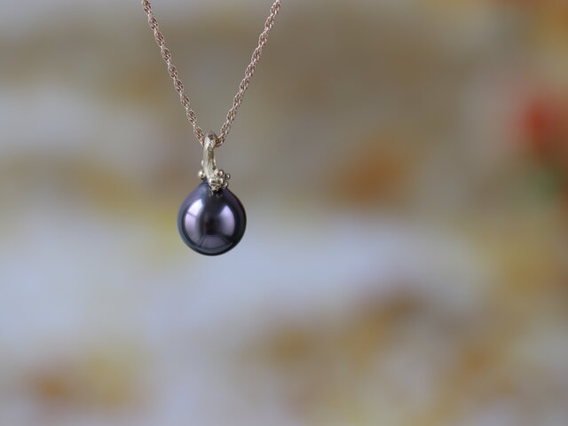 ブラックパールペンダントトップ【K18】 | iichi 日々の暮らしを心地よくするハンドメイドやアンティークのマーケットプレイス